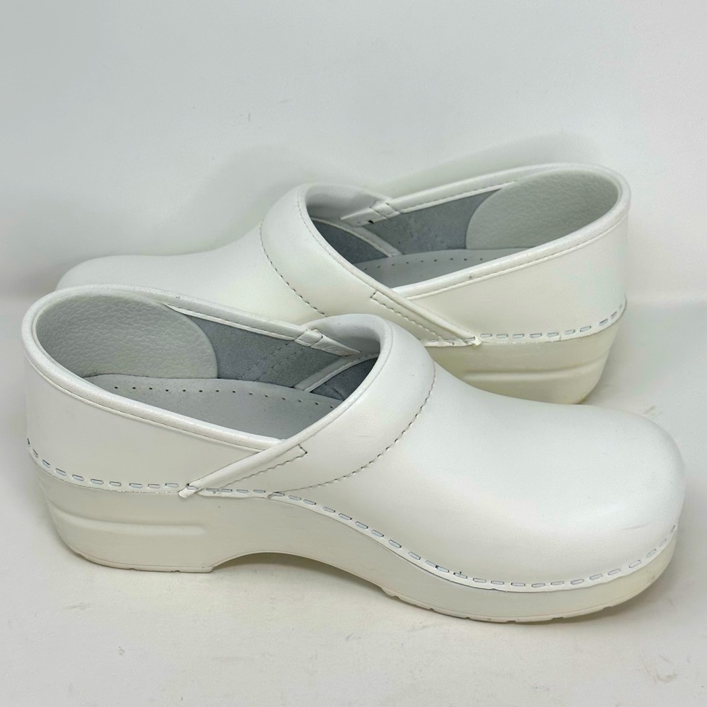 Dansko White Walking Shoes / Clogs - Nursing Doctors … - Gem